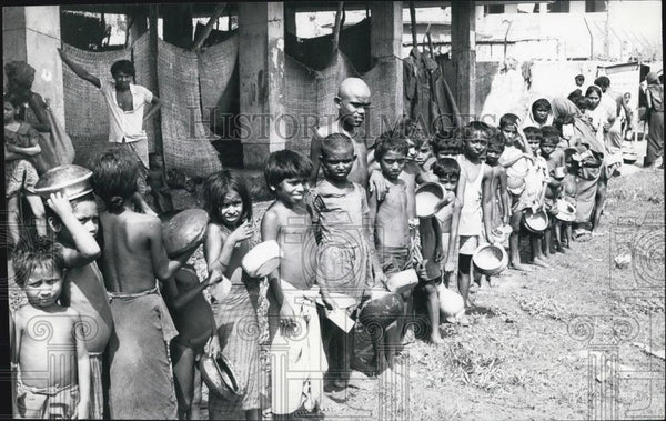 1974 Press Photo Children and old people in India refugees from floods ...