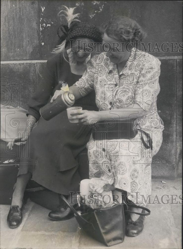 1953 Press Photo Mrs. Lapsley Sr. and Mrs. Ashton wait for bus during ...