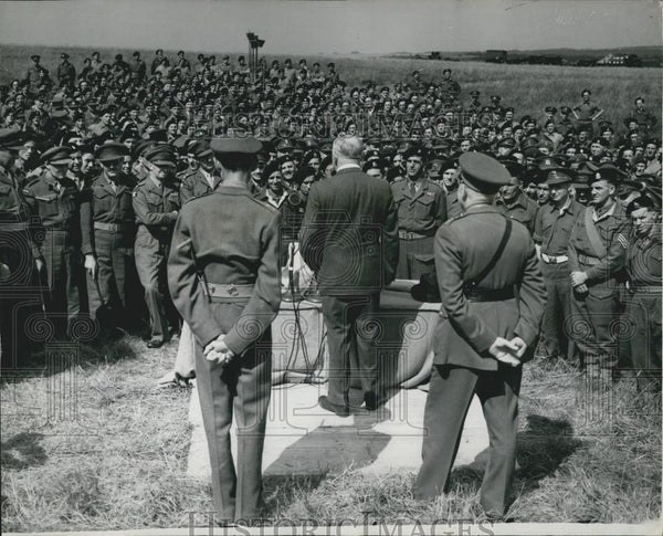 1950 Press Photo Mr. Shinwell the minister of defence visits troops ...