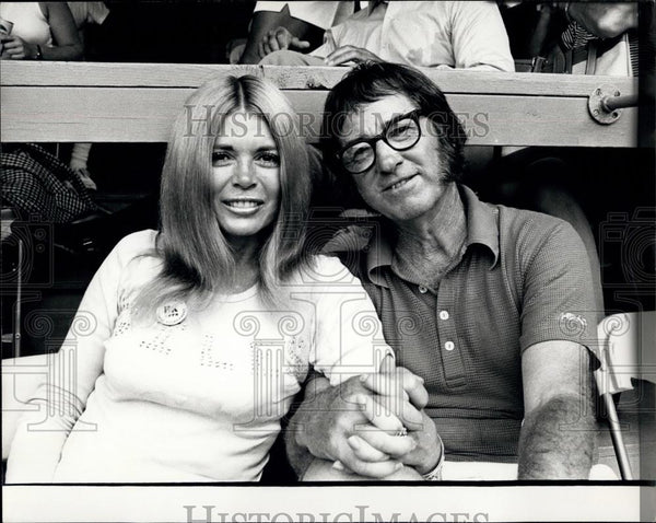 Press Photo Entertainers Sandra Giles Bobby Riggs Holding Hands - Historic Images