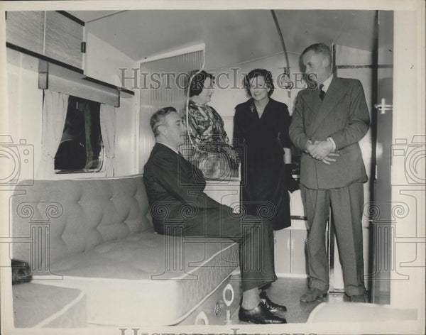 1955 Press Photo Caravan presented to Lord and lady Mountbatten ...