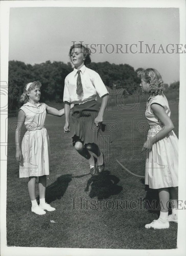 1959 Press Photo Margaret Saunders heart operation twins Heather Hazel ...