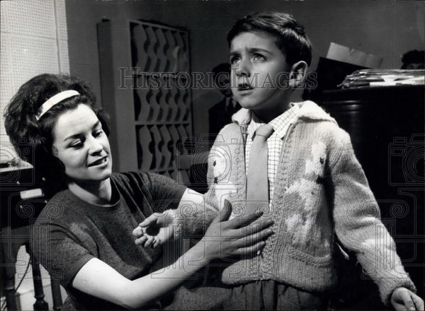 Press Photo seven year old Gary Warren gets the know how from Mrs Burn ...