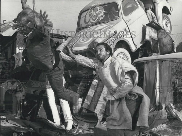 1967 Press Photo The Prophet Film Actor Vittorio Gassman Hippie Camp S ...