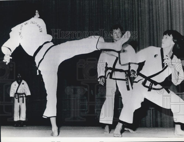 1955 Press Photo Kung Fu Fighters Tour Demonstrations Through West Ger ...