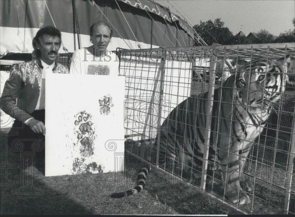 Press Photo Jerry Wegmann, Rene Gubelmann, Tiger, Paw Painting ...