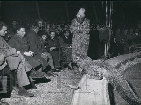 Press Photo Alligator & Group of Men - Historic Images