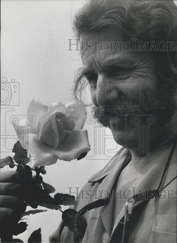 Press Photo Rose Grower Harry Wheatcroft & Queen Elizabeth Rose ...
