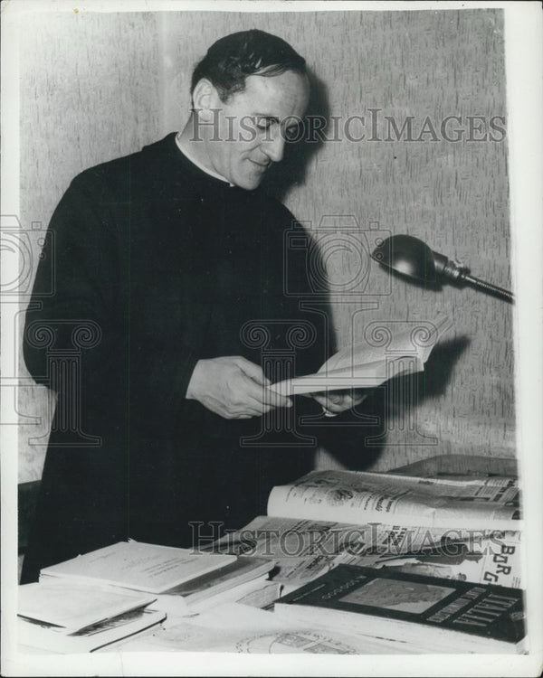 1960 Press Photo Italian Parish Priest Don Carlo Packing Office Leavin ...