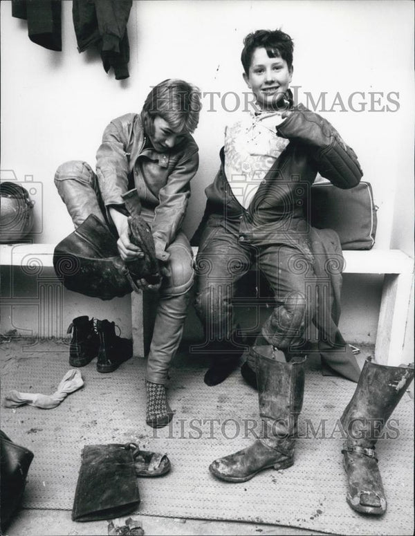 1972 Press Photo Carl Crane and Ian Harvey strip off their riding gear ...