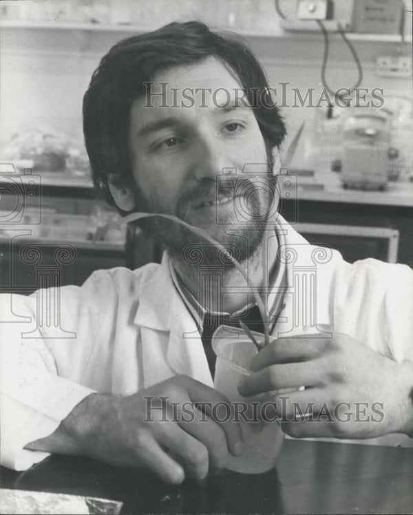 1976 Press Photo Dr. Neil Baker Examining A Maize Plant In Essex Unive ...
