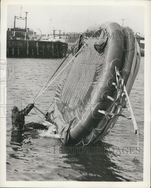 1958 Press Photo Inflatable Life Raft, Elliot Equipment - Historic Images
