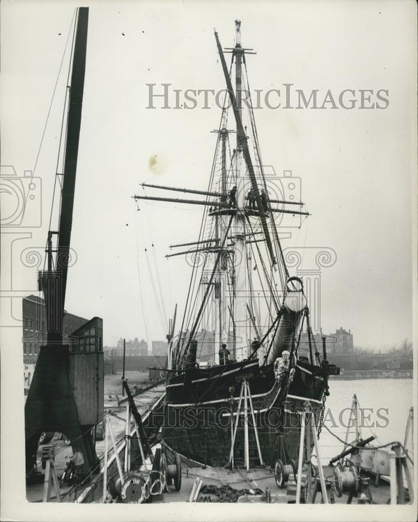 1954 Press Photo Workmen Dismantling Sailboat Cutty Sark In East India ...