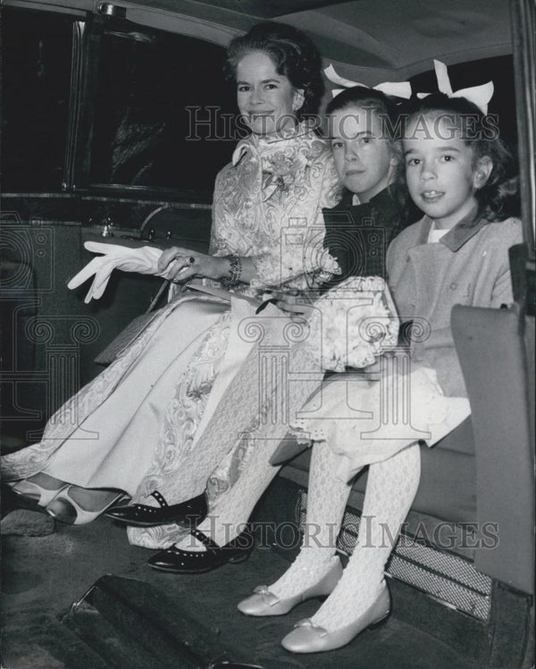 Press Photo Mrs. Oona Chaplin arriving for the premiere with daughters ...