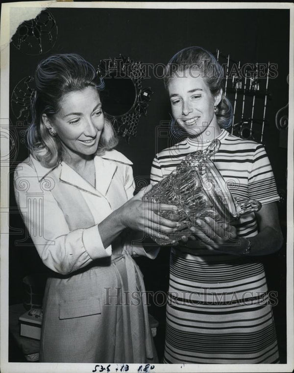 1969 Press Photo Massachusetts Heart Association Auction Mrs Slater Ru ...