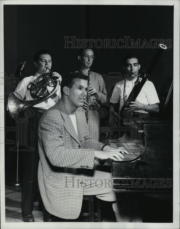 1948 Press Photo Pianist Elliot Lawrence, members of his orchestra - R ...