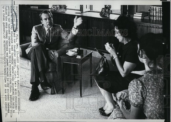 1971 Press Photo Mrs Isabel Villa & daughter & President Nixon - RSL90 ...
