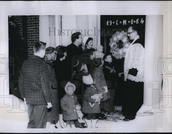 1964 Press Photo The Fallon Family and Father Lambert Yore, for the Ep ...