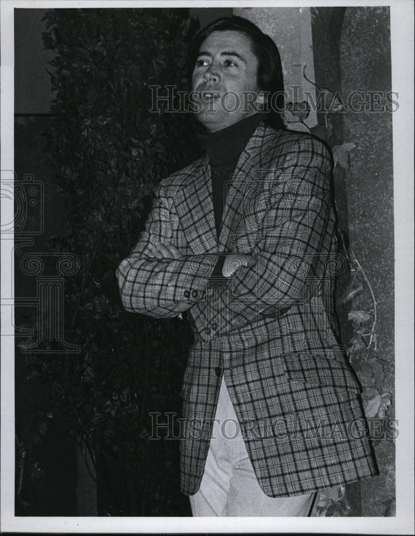 1979 Press Photo Actor Brian Bedford leaning against a tree - RSL84121 ...