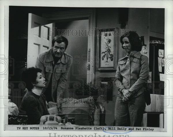 1974 Press Photo Suzanne Pleshett Bill Dailey Pat Finley Actors on set ...