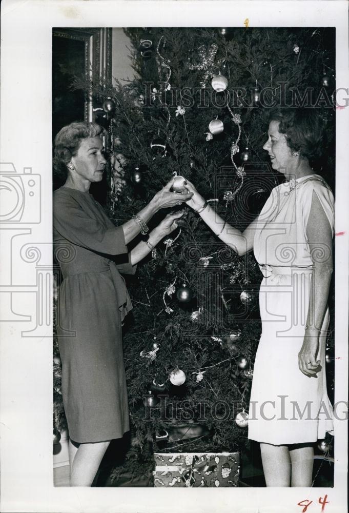 1962 Press Photo Trimming Mansion Tree Mrs Winchester Mrs Wayne Stutlz ...