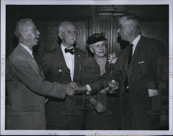 1955 Press Photo Writer Roger Babson Economist & Wife with Attorney Ra ...