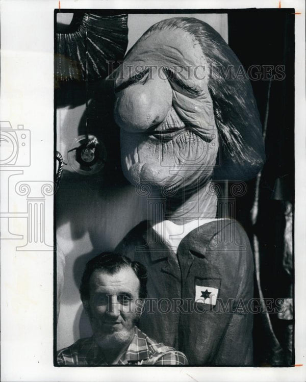 1973 Press Photo Artist Russy Chuck w/ latest creation - RSL61379 ...