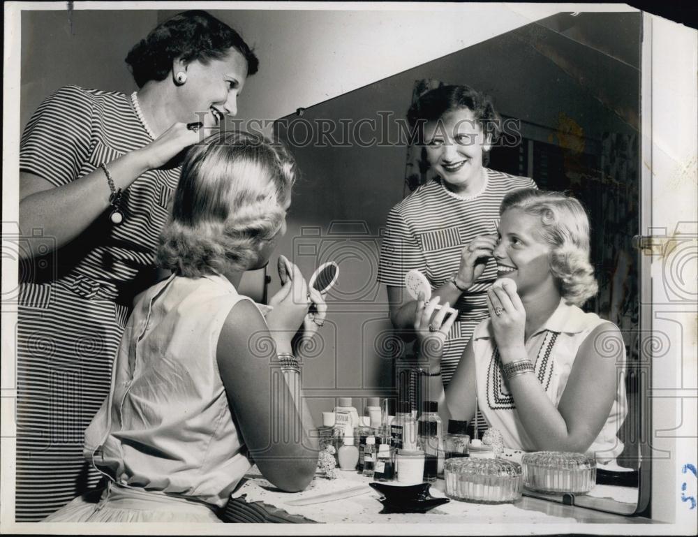1955 Press Photo Neila Chapman and Mother Mrs Chapman - RSL67947 ...