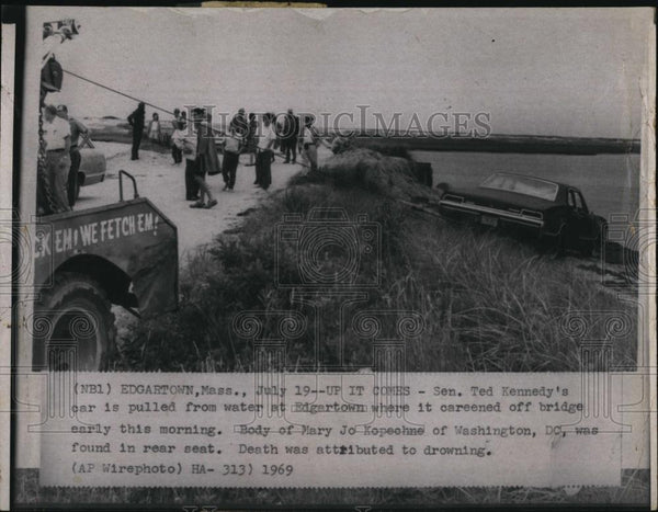 1969 Press Photo Senator Ted Kennedy car pulled from water at Edgartow ...
