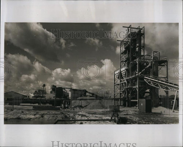 1952 Press Photo Victor Chemical Works, Slag Crushing Plant, Tarpon Sp ...