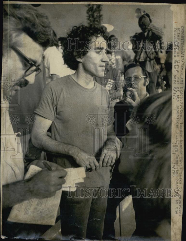 1972 Press Photo Protest Leader Rennie Davis Thrown Out by Republicans ...