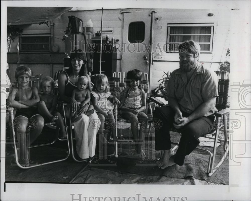 1982 Press Photo The Trowbridge family who llive in KOA campgrounds in ...