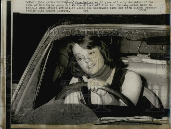 1974 Press Photo Lady Jane Wellesley Daughter Duke Wellington Drives P ...