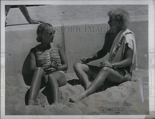 1939 Press Photo warm sands of Bailey's Beach Mrs Byrnes Macdonald Her ...