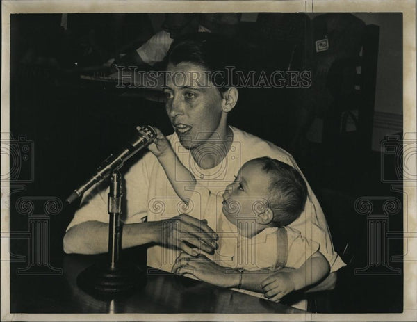 1965 Press Photo Ann Elwell Holding her Child Edward Urban Renewal - R ...