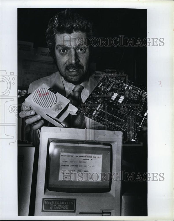1985 Press Photo Steve Beck owner of Beck Teck at the Computer Show ...