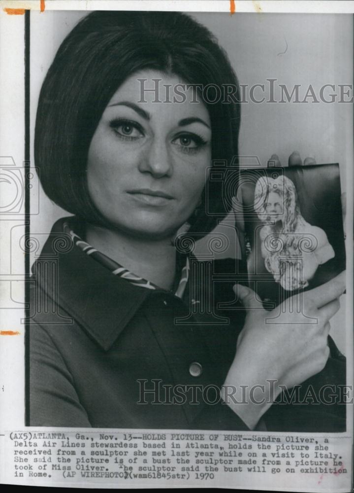 1970 Press Photo Stewardess Sandra Oliver Displays Picture of Bust - R - Historic Images