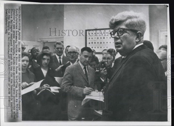 1964 Press Photo George Reedy Press Secretary briefing Newsman - RSL05 ...