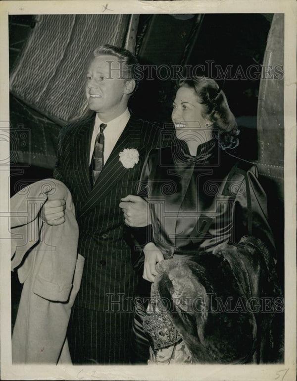 1947 Press Photo Van Johnson & bride Evie Wynn after returning to Burb ...