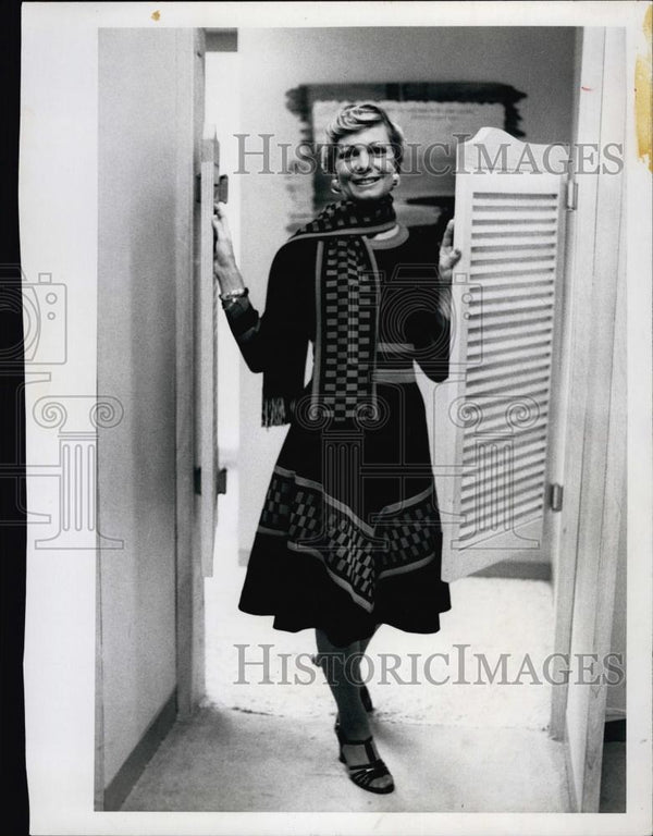 1975 Press Photo Fashion Model Modeling Dress With Scarf & Sling - RSL ...