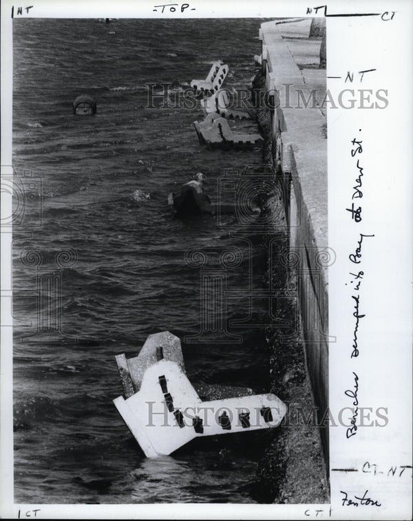 1987 Press Photo Vandals destroy benches at Coachman Park, Clearwater ...
