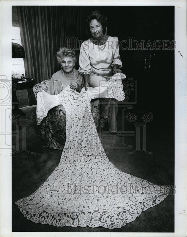 1984 Press Photo Priscilla Chase & Her Wedding Dress & Joyce Wilcox Wo ...