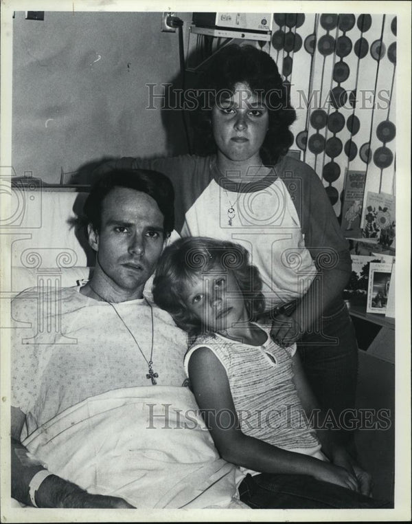 Press Photo Patient John Faraci With Cross & Daughters Michelle & Jess ...