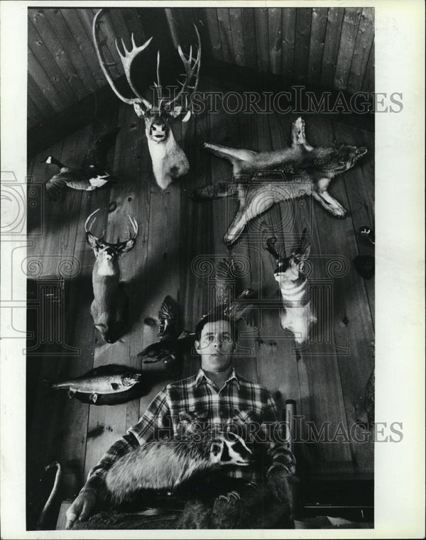 1986 Press Photo New Hampshire trapper Harold Webster In His Game Room ...