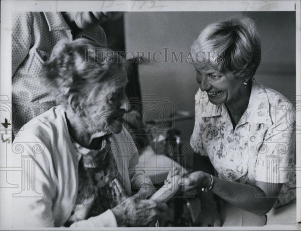 1977 Press Photo Helen Quillen & Adele Jamison,83 who was one of 1st N ...