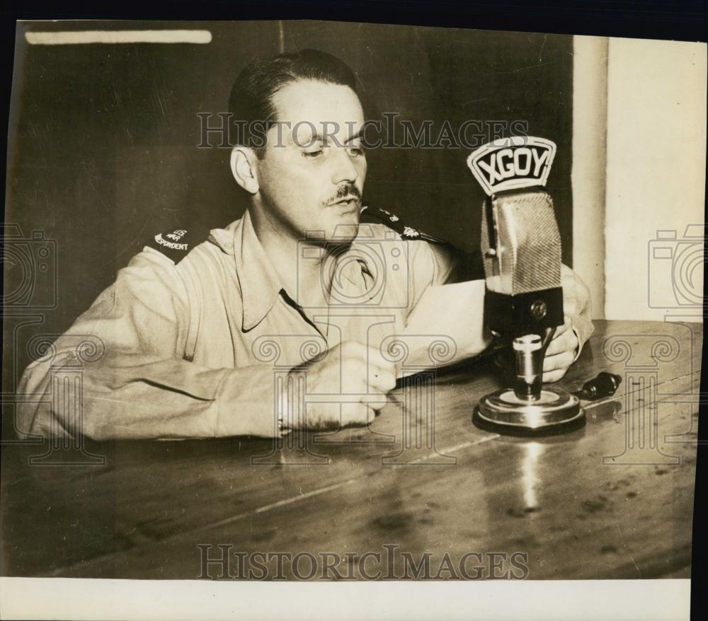 1944 Press Photo NBC Reporter Roy Porter Broadcasts From Chungking - R ...