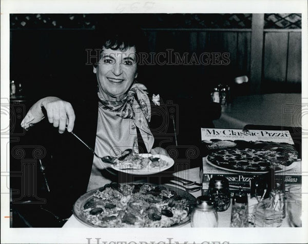 1994 Press Photo Rose Totino serving classic pizza at St Petersburg ...