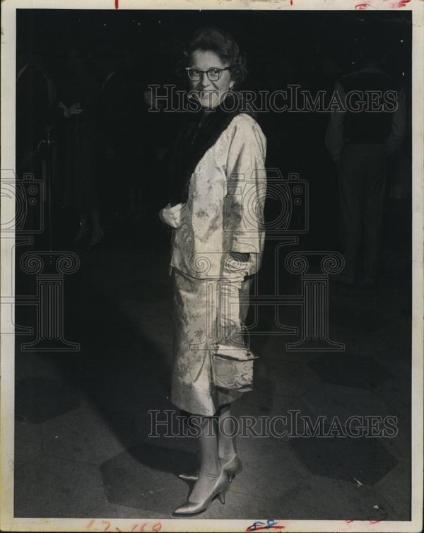 1980 Press Photo Mrs Richard Reeser in a fashionable winter coat - RSL ...
