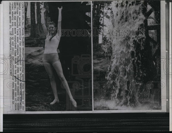 1967 Press Photo aspiring model Gina Treece Atlanta posing photographe ...