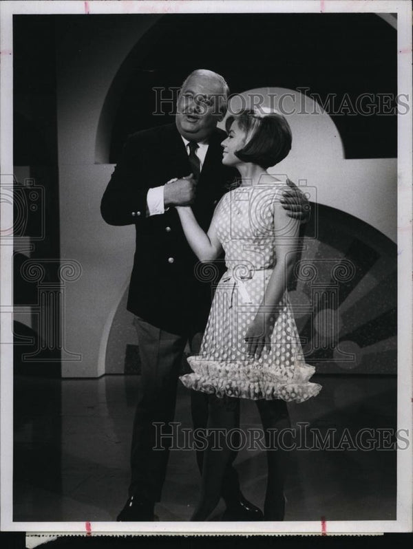 1966 Press Photo John Banner Actor Vikki Carr Actress John Gary Show T ...